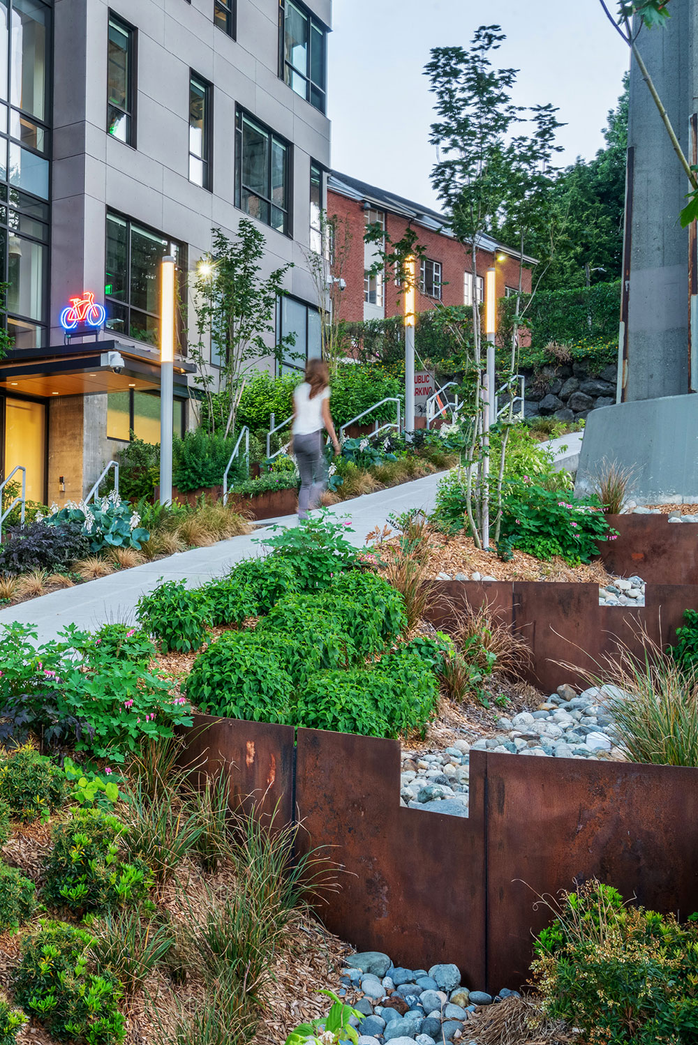 Aurora Bridge Swales wins Honor Award at 2022 WASLA Awards | Weber Thompson